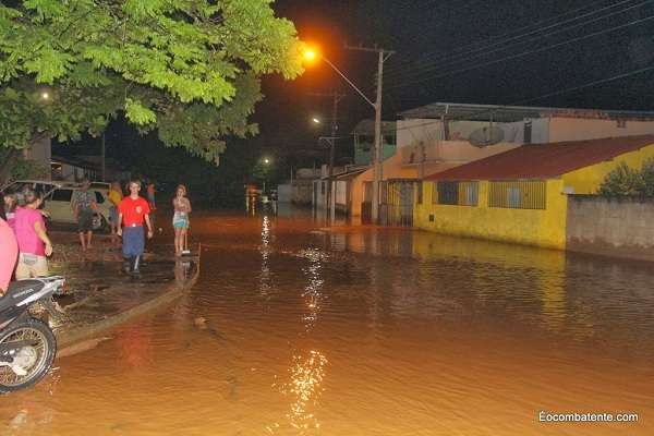 Temporal provoca enchente e inundação de casas em Carangola