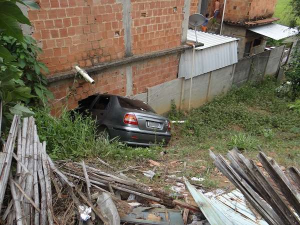Carro desgovernado cai em barranco e atinge residência no bairro São Joaquim