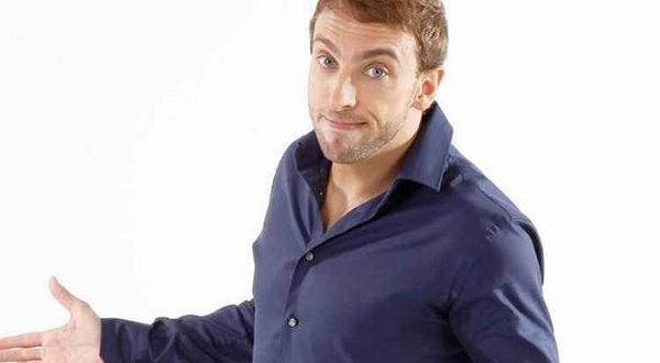 Humorista Léo Lins faz show de "stand up comedy" em Muriaé