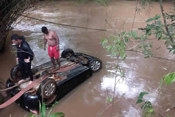 Casal morre após carro cair dentro de rio em Barbacena
