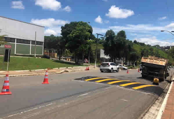 Prefeitura de Muriaé constrói quebra-molas próximo ao trevo de acesso ...
