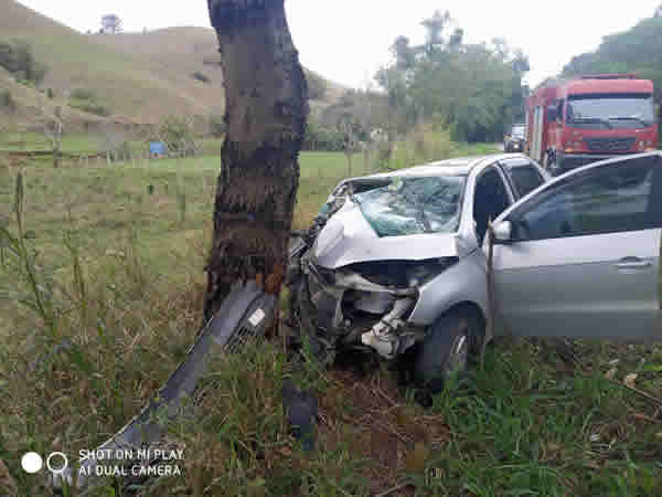 Jovem morre e outros dois ficam feridos após carro sair da pista e bater em árvore na BR-116