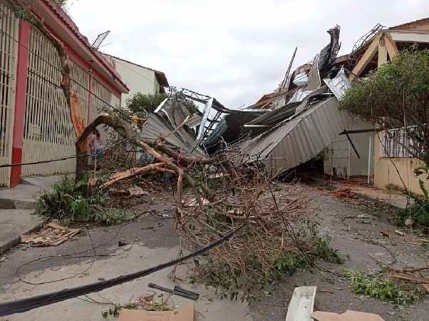 Prefeito decreta situação de emergência após destruição causada por ...